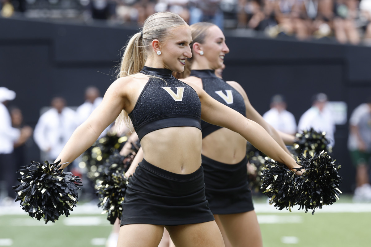 Vanderbilt cheerleader has the best reaction of bowl season