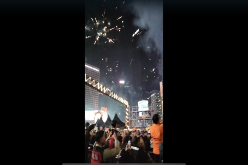 Nyala kembang api mengiringi pergantian hari tahun baru 2026 di Jakarta