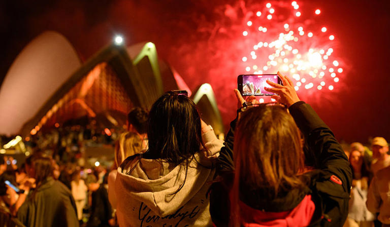 Sydney marks New Year’s Eve with silence for Bondi shooting victims
