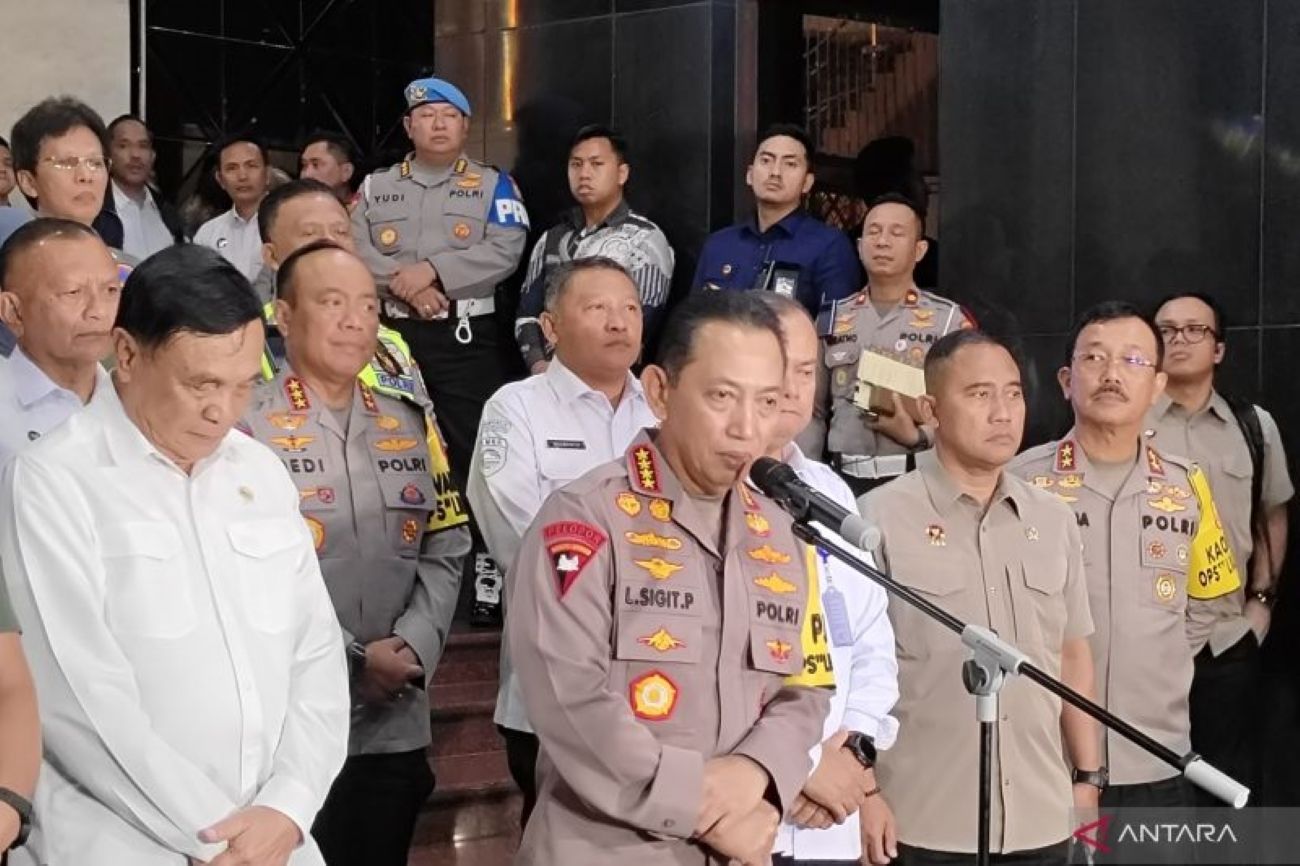 Kapolri sebut masyarakat patuh pada larangan menyalakan kembang api ...