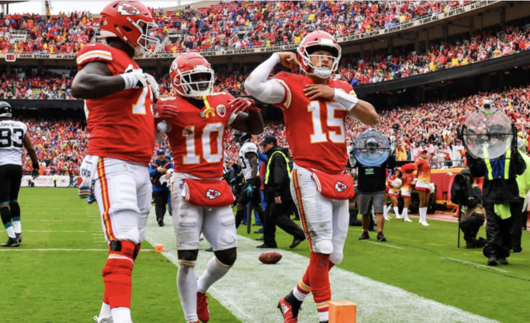 Patrick Mahomes breaks silence after Tyreek Hill suffers horrific injury