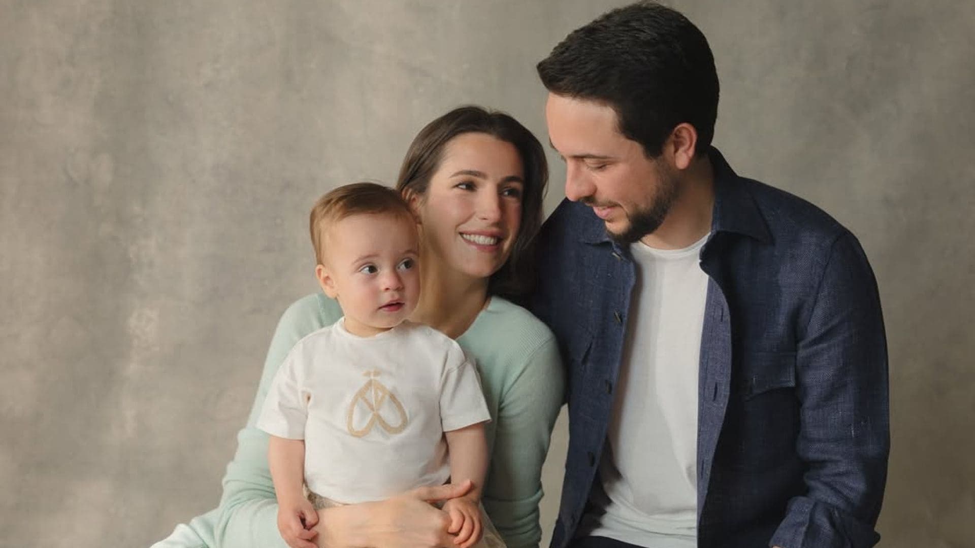 Crown Prince Hussein & Princess Rajwa's adorable New Year portrait with ...