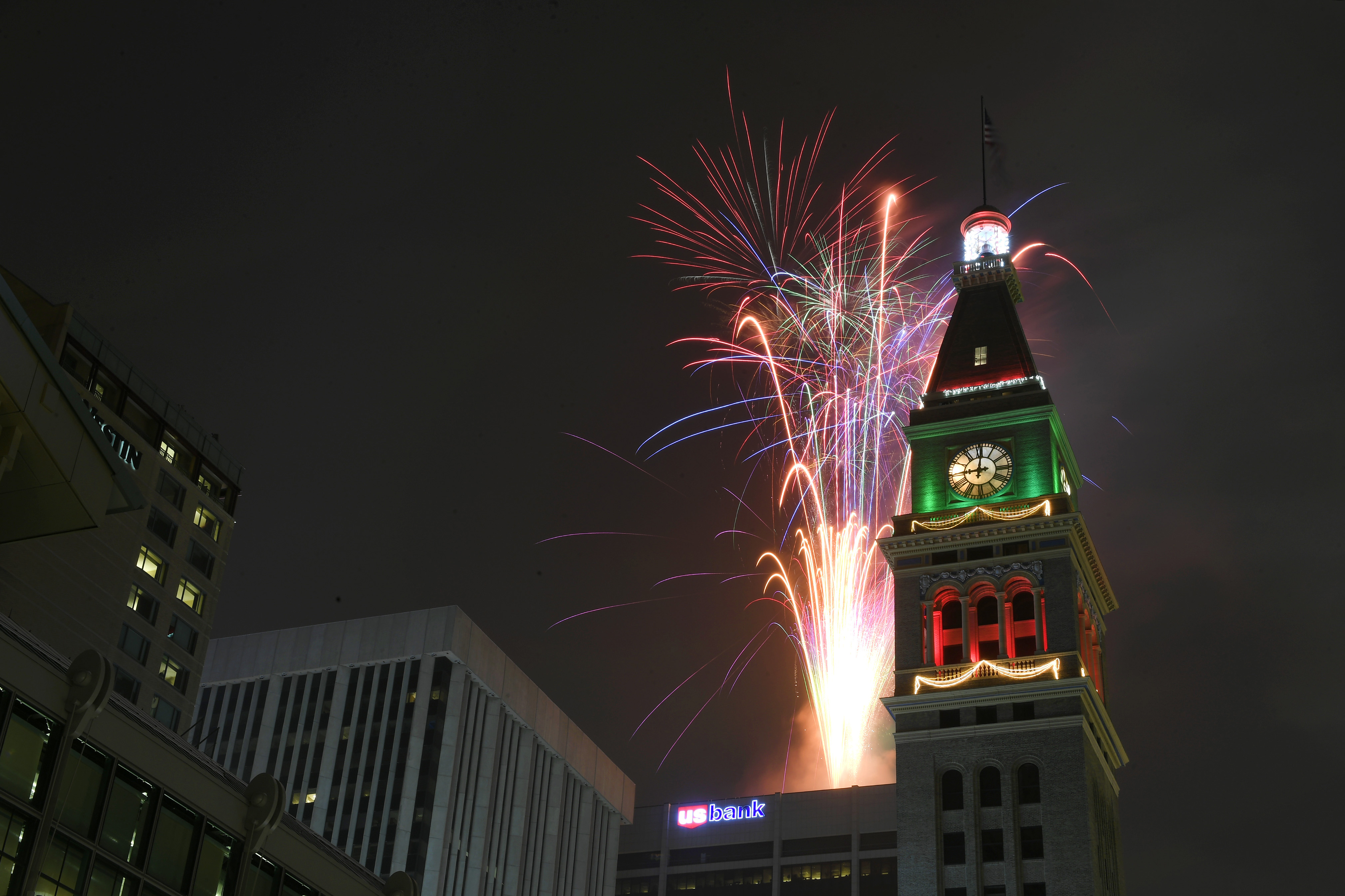 Celebra el Año Nuevo con eventos y fuegos artificiales en Colorado
