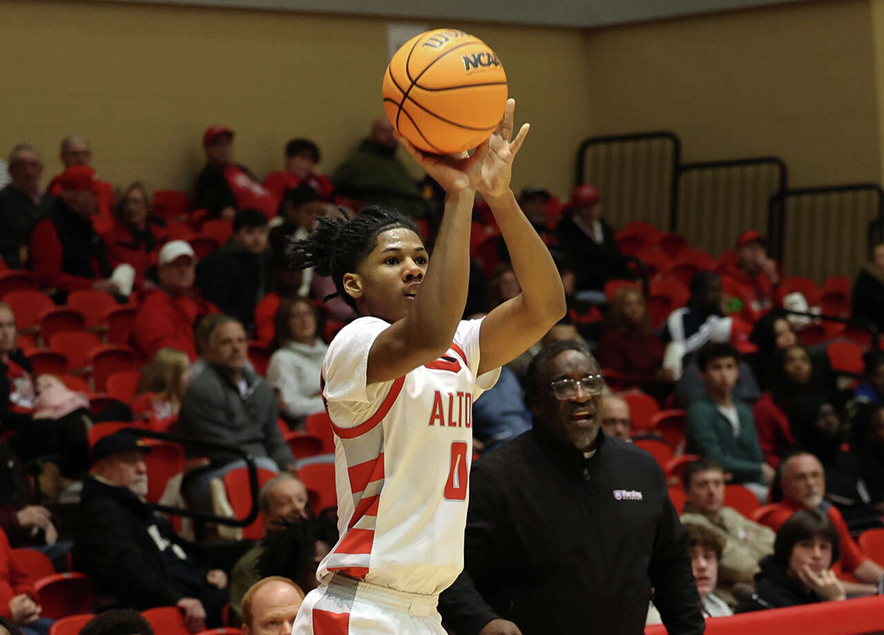 Alton avoids early morning wakeup, advances to semis at Centralia