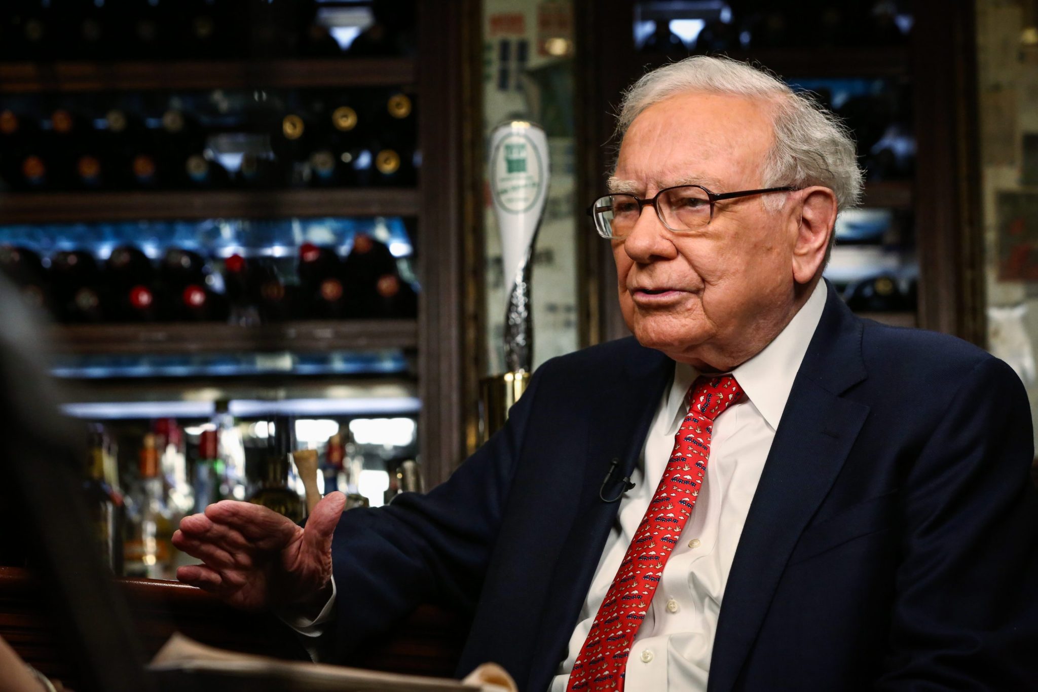 Warren Buffett’s career advice to young professionals is to 'hang out ...