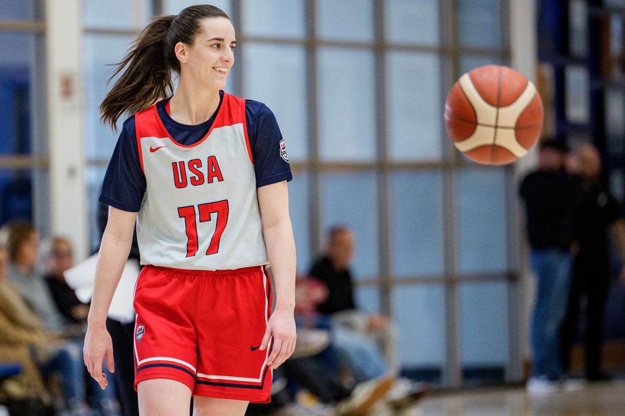 Caitlin Clark cheers on Jason Kelce's daughter Wyatt as she sinks a ...