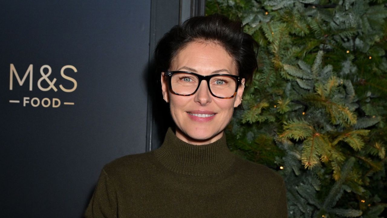 Emma Willis's baggy jeans and trainers outfit formula is all the ...