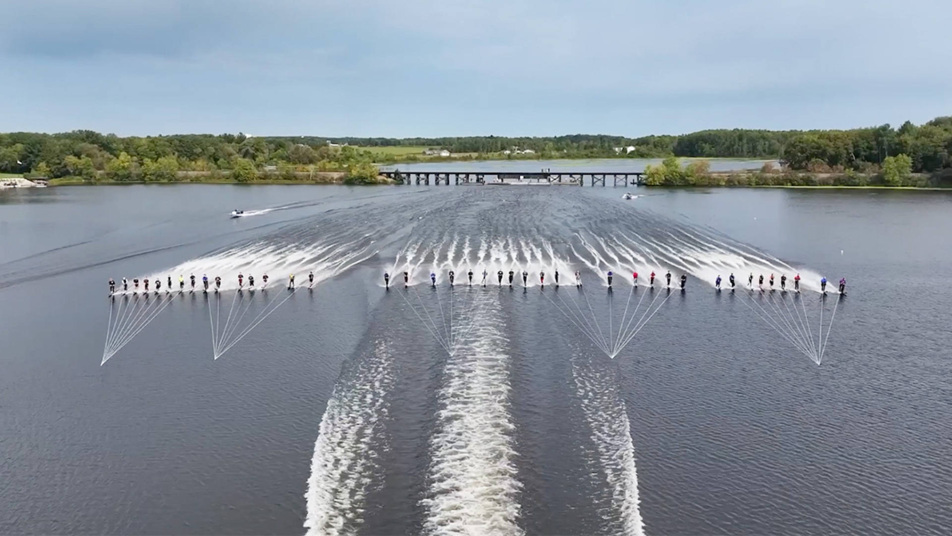 Najwięcej narciarzy wodnych boso za jedną łodzią - 42 przez Big Pull 2024