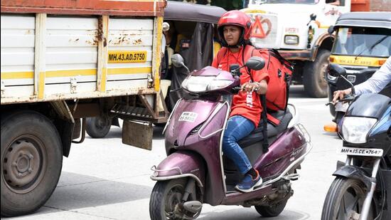 CAQM allows BS-VI petrol two-wheelers in delivery fleets till 2026