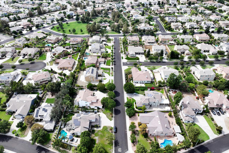 Mortgage rates end 2025 at a yearly low, signaling relief for 2026 buyers