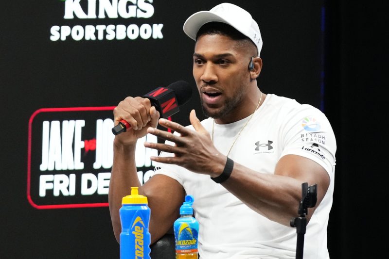 Boxer Anthony Joshua survives car crash that killed 2 close friends ...