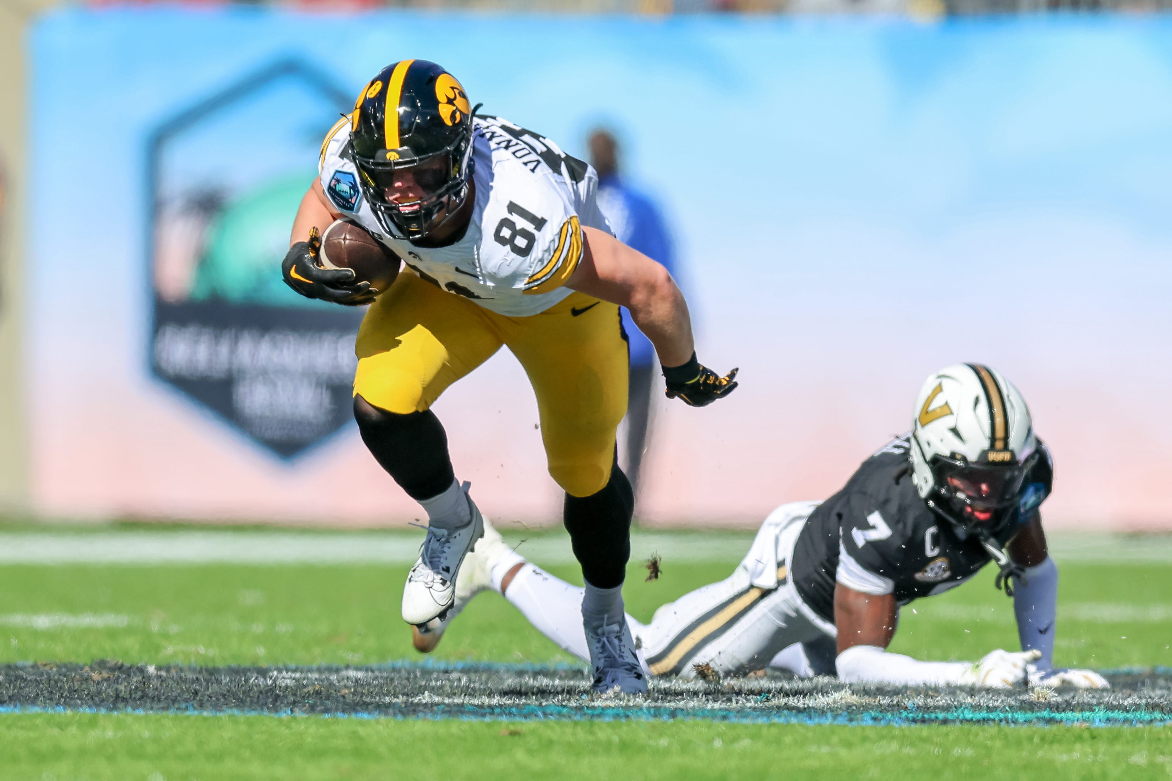 Watch: Iowa football strikes with flea flicker TD vs. Vanderbilt