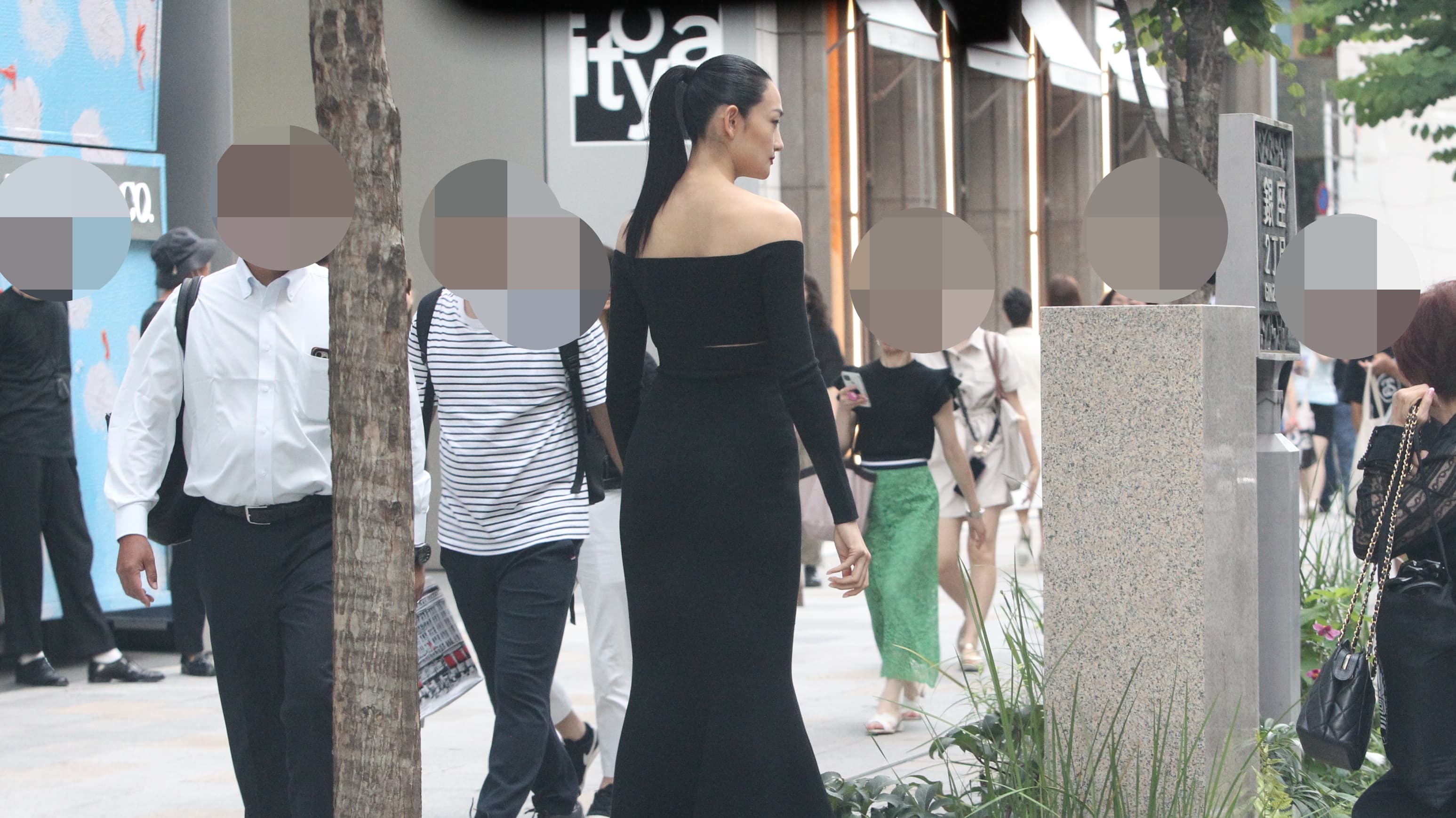 スーパーモデル・冨永愛が妊娠を報告 銀座の路上に肩出しで降臨した圧倒的オーラ画像