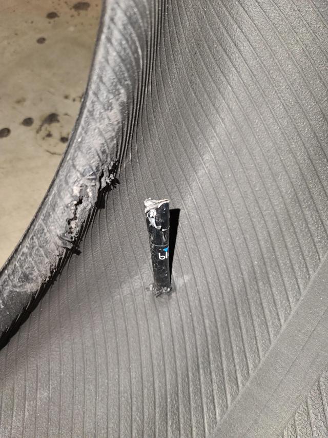 Mechanic stunned after discovering cause of customer's blown tire ...