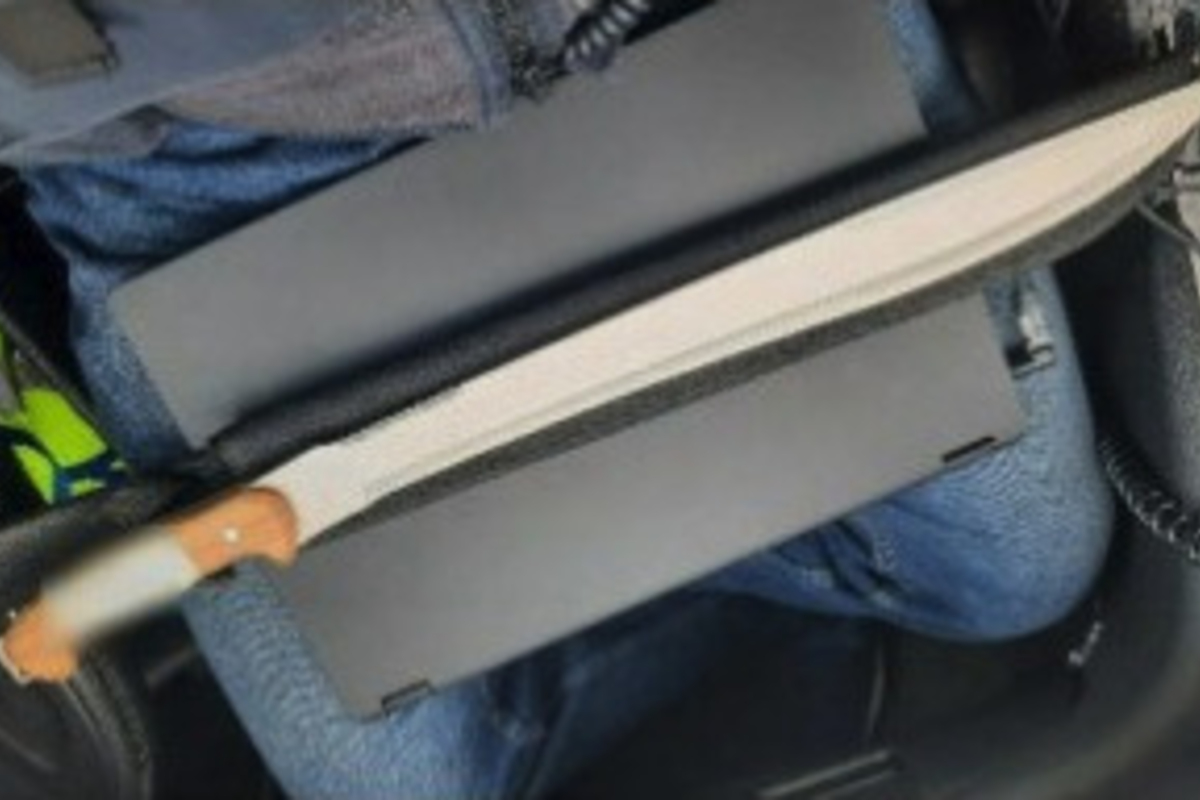 Riesige Machete im Kofferraum: Weitere Waffen in der Mittelkonsole