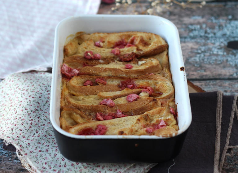 Ugnsbakad fransk toast med rosa pralintopping, ett ultra-gourmetrecept