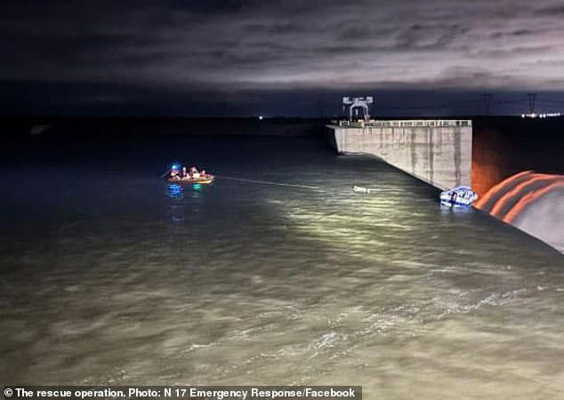 Heart-stopping moment four men cling onto stranded boat on the edge of ...