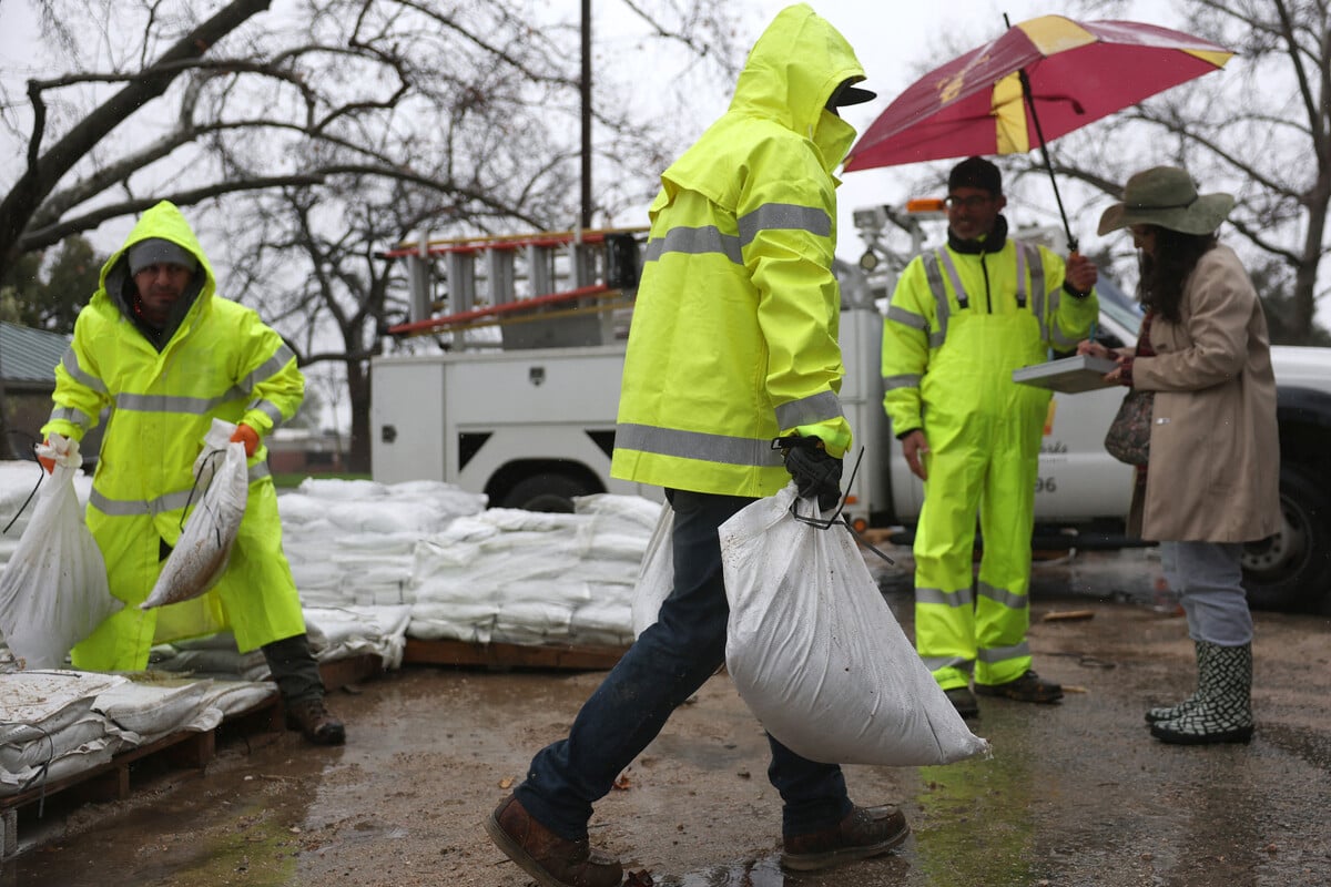 Los Angeles prepares for floods and landslides as rain pounds wildfire ...