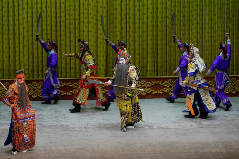 Photos show the ancient art of Peking opera works hard to keep ...