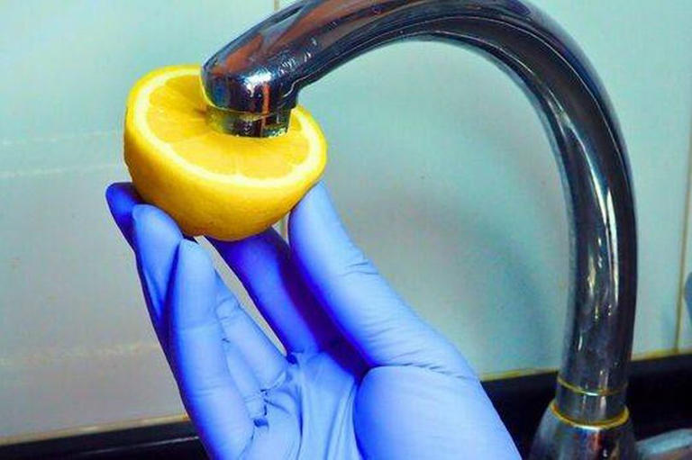 Use lemons not vinegar to remove limescale from taps in 15 minutes ...