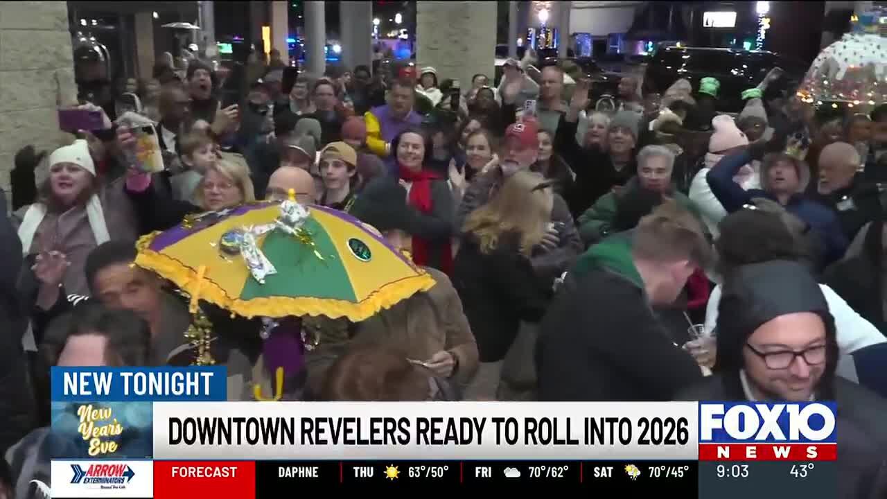 Thousands gather for Moon Pie Over Mobile New Year’s celebration