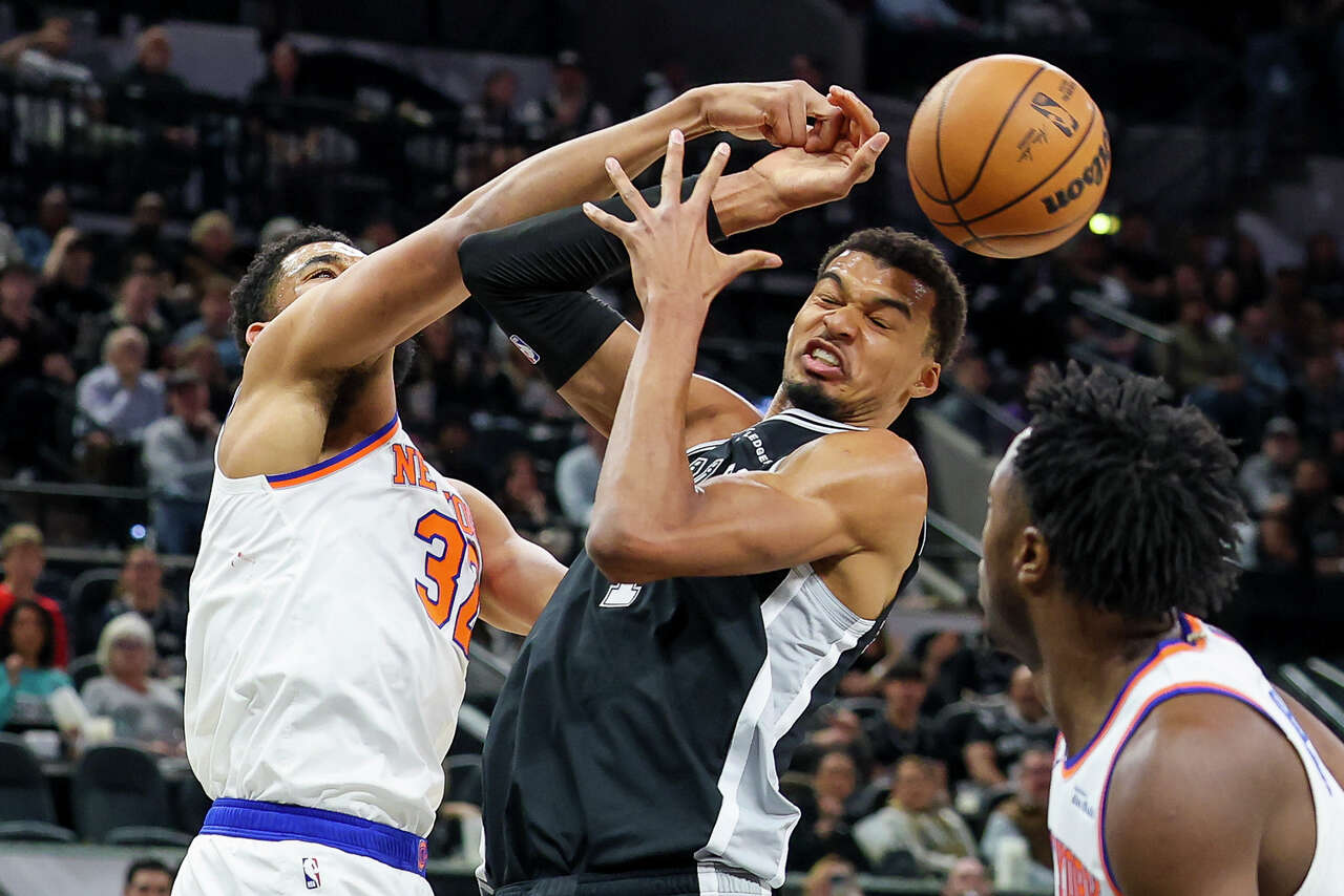 Spurs' Victor Wembanyama limps off court early in fourth quarter ...