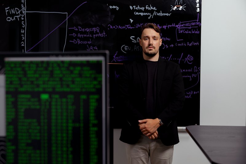 Cyber expert gets rare Australian visa by hacking the government