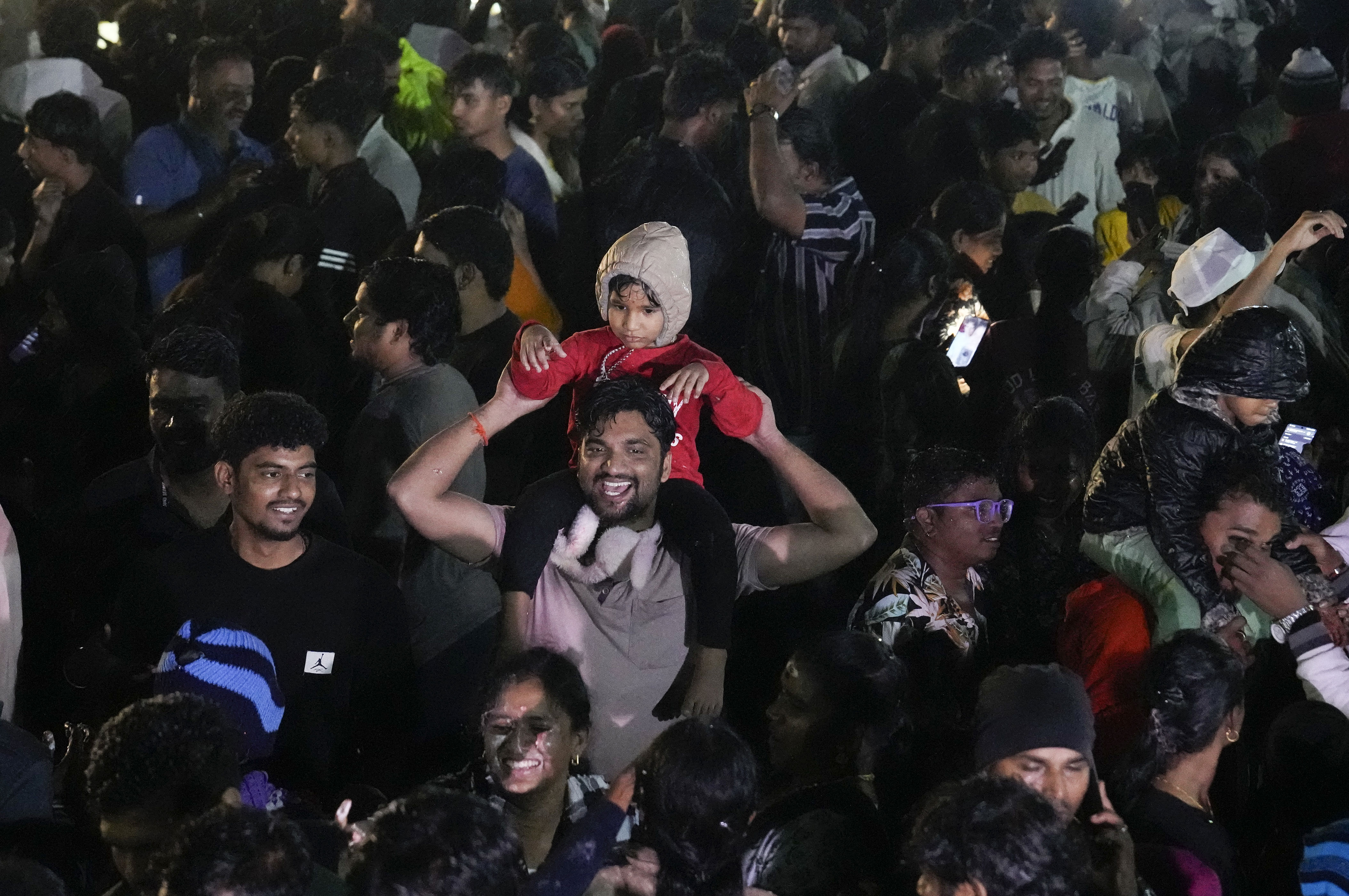 TN ushers in 2026 with night of revelry, early morning temple visits ...