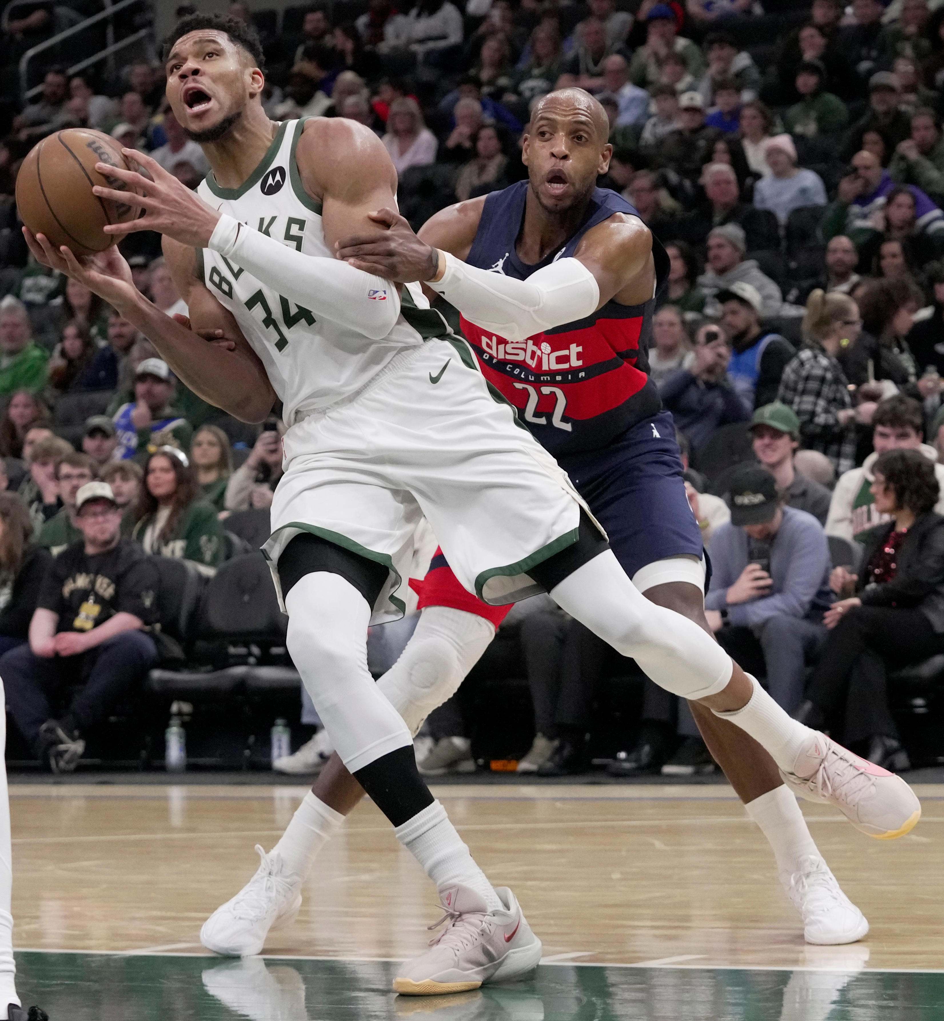 Bucks-Hornets: Kevin Porter Jr. has rough first half as Bucks struggle