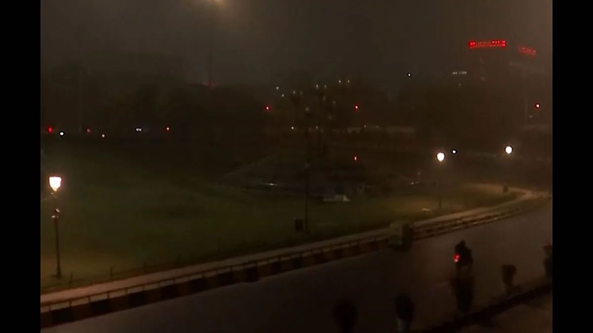 Delhi's air quality plummets to 'very poor'; capital wakes up with cold ...