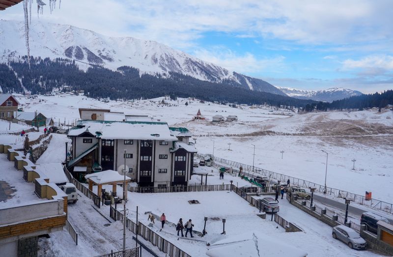 Fresh snowfall ushers in new year at Kashmir tourist hotspots