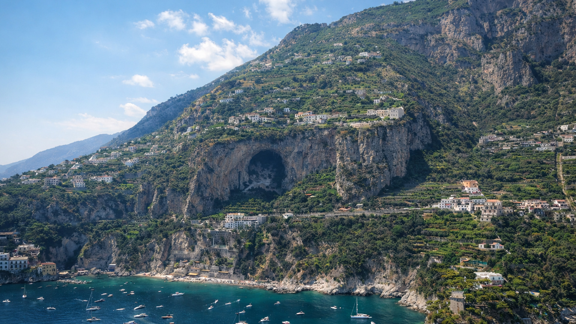 Falu egy hatalmas barlang felett