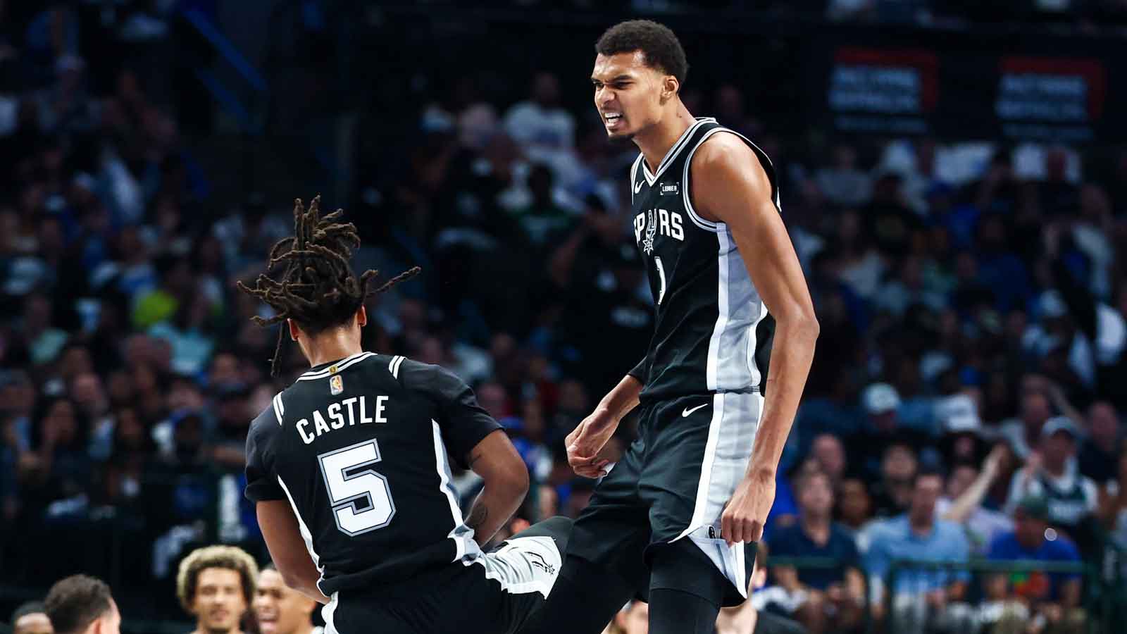 Victor Wembanyama, Stephon Castle connect for insane alley-oop