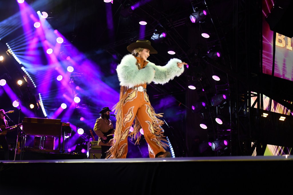 CBS' ‘New Year's Eve Live: Nashville's Big Bash' special faces mid-show ...