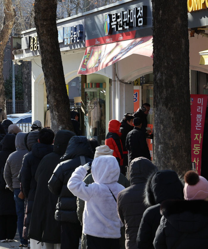 Lines for lottery tickets