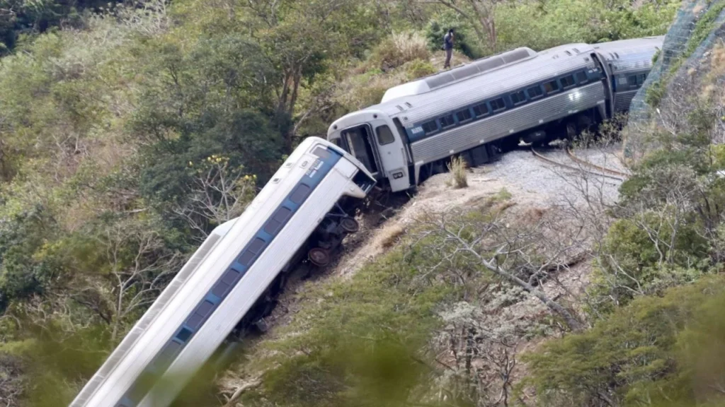 Avanza recuperación de la caja negra de unidad descarrilada del Tren ...