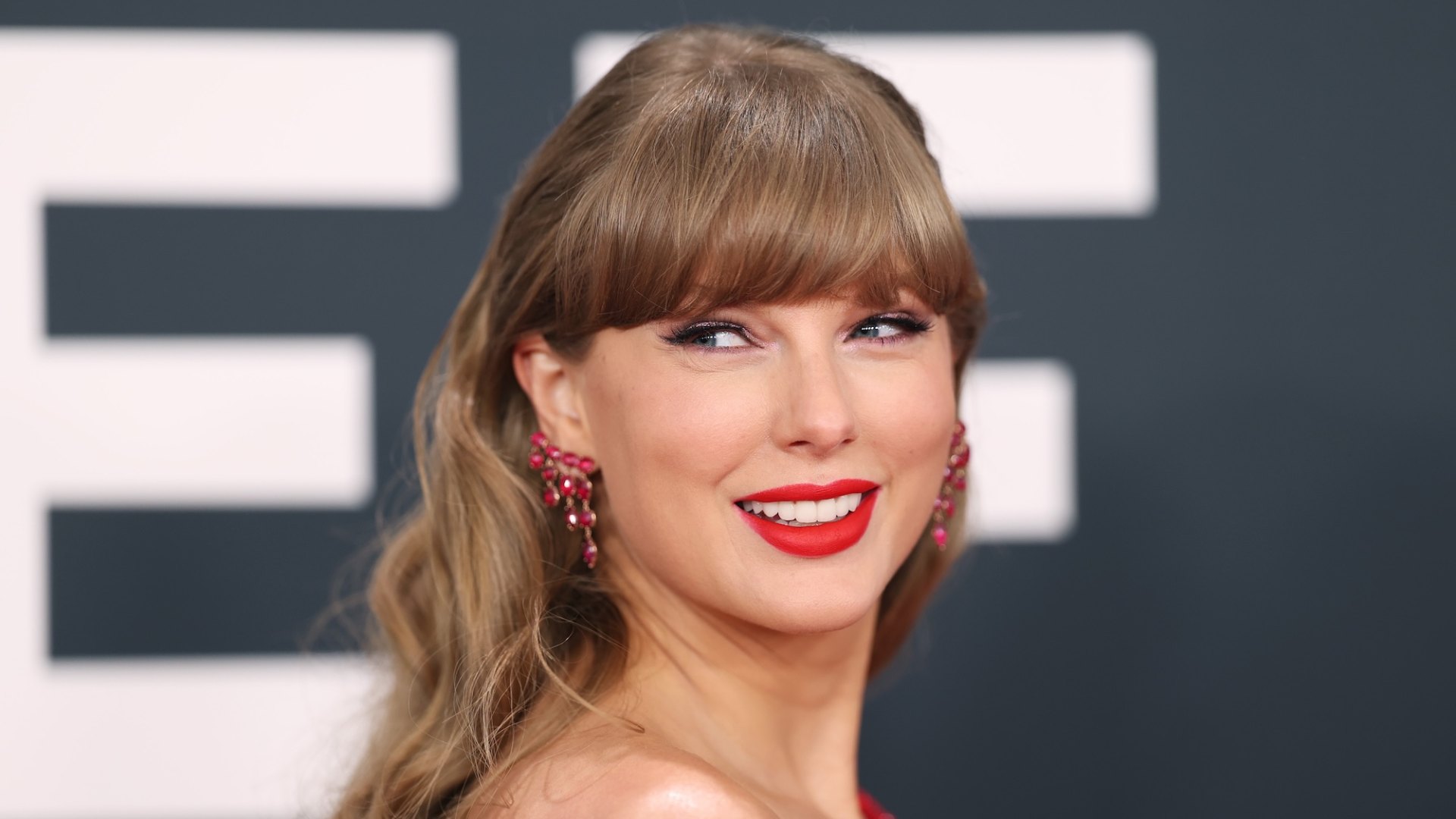 Taylor Swift uses the 'flawless' setting powder that achieves filter ...