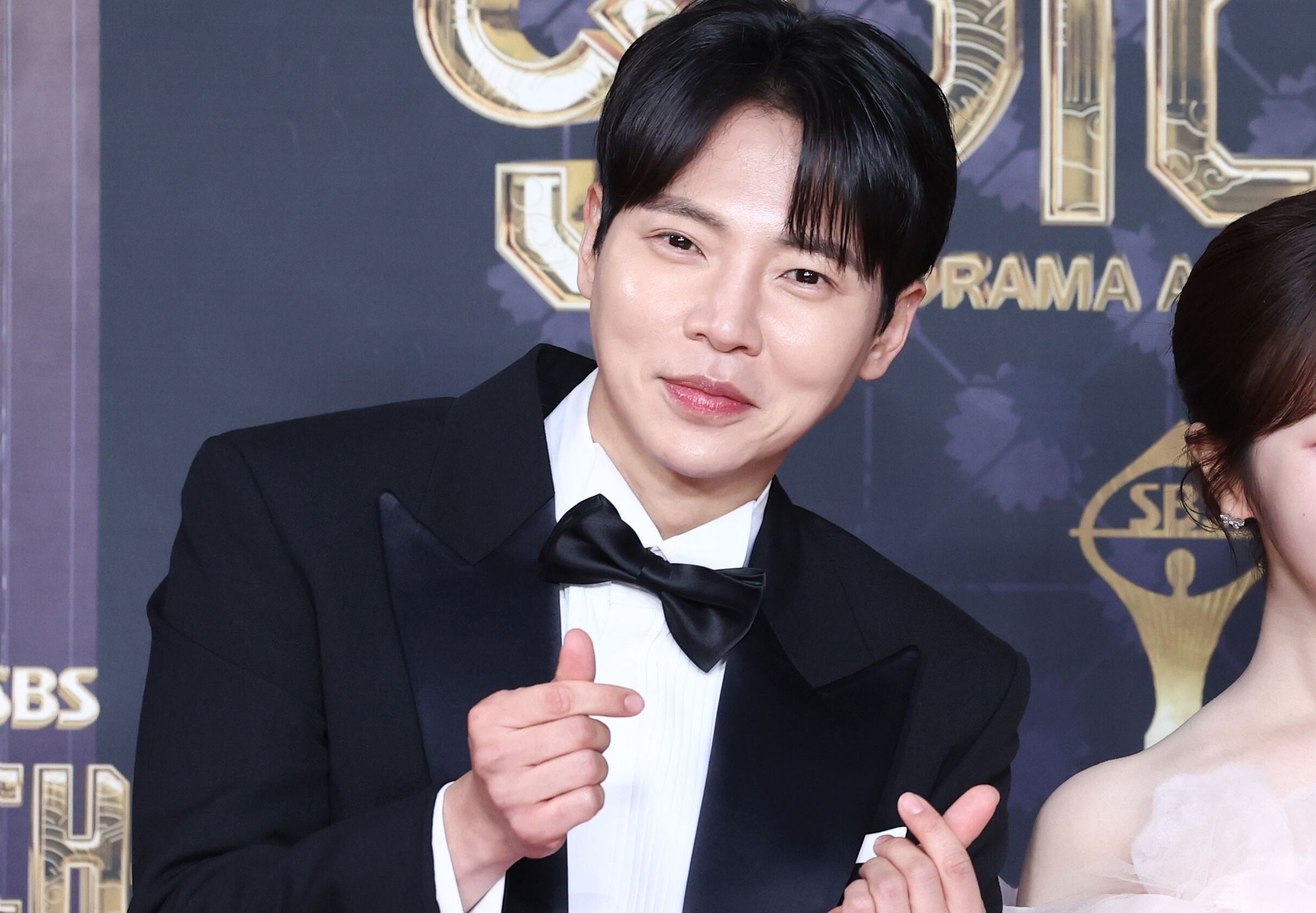 Ko Goo-han honors Ahn Sung-ki, mother's cancer battle