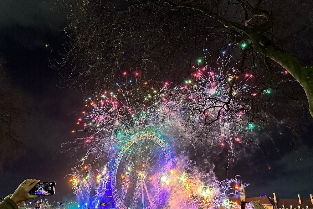 Abu Dhabi pecahkan rekor pesta kembang api terlama selama 62 menit di ...