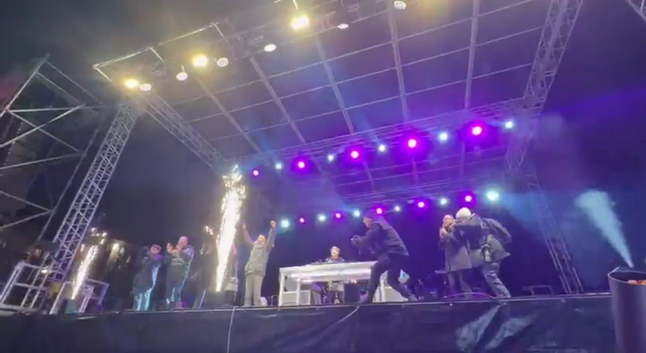 La festa sul palco di piazza Cavour a mezzanotte