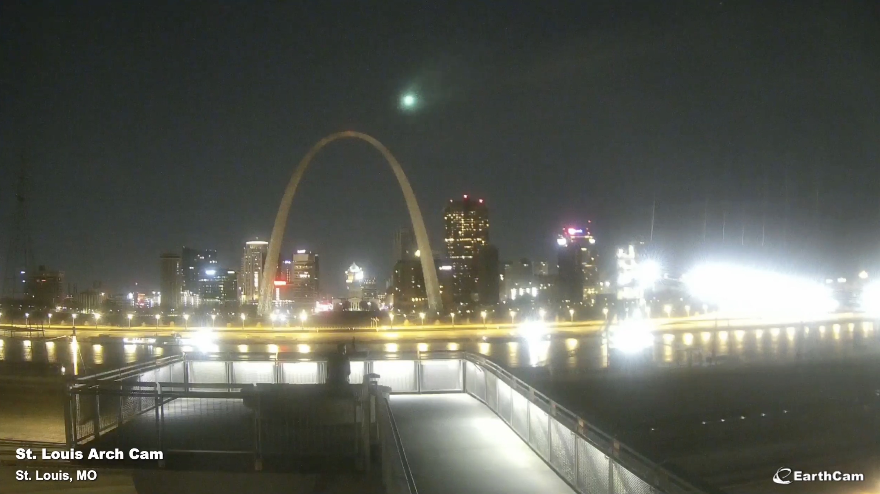 Meteor streaks over St. Louis’ iconic Gateway Arch on NYE: 'Hard to ...