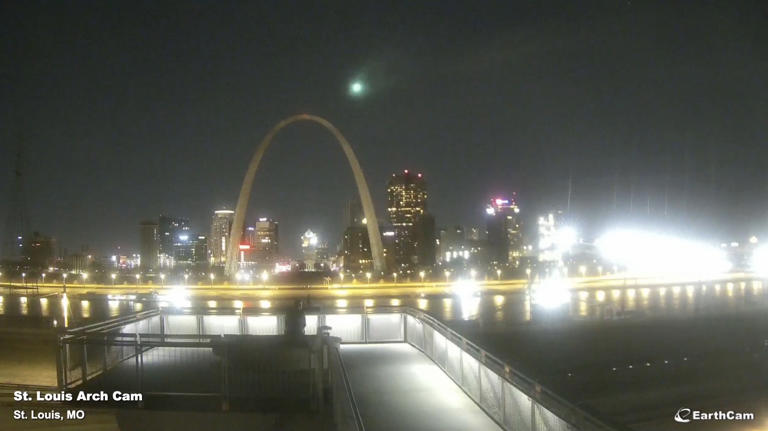 Meteor streaks over St. Louis’ iconic Gateway Arch on NYE: 'Hard to ...
