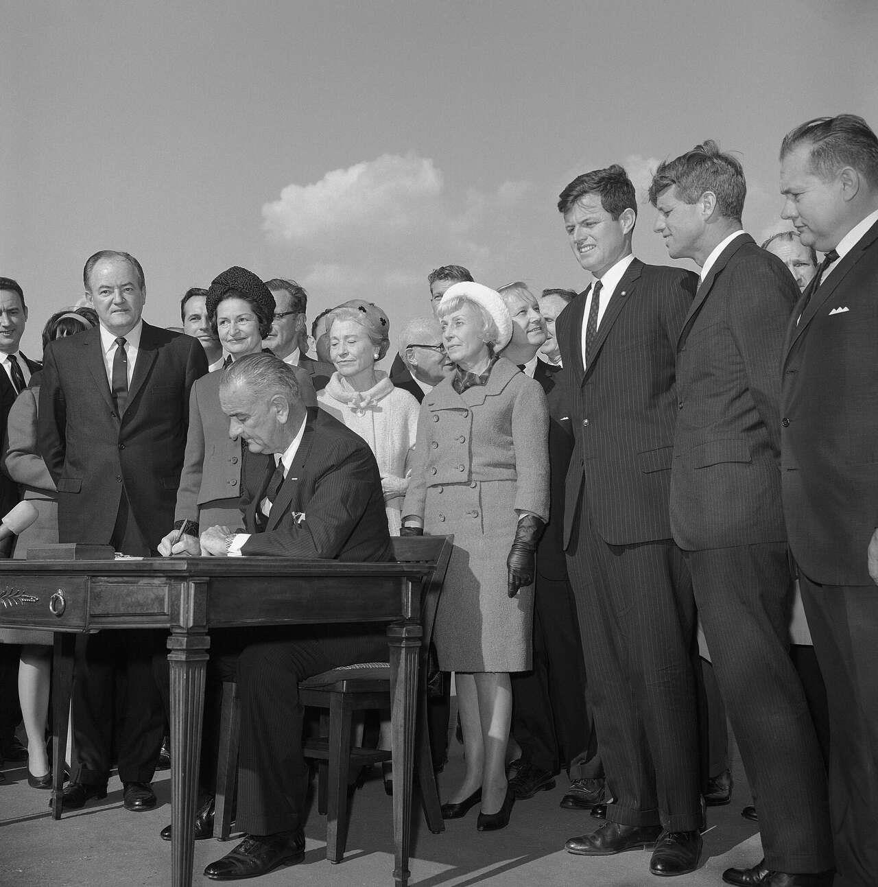 Trump is culling the 'right way' to immigrate. It's time for a smarter ...