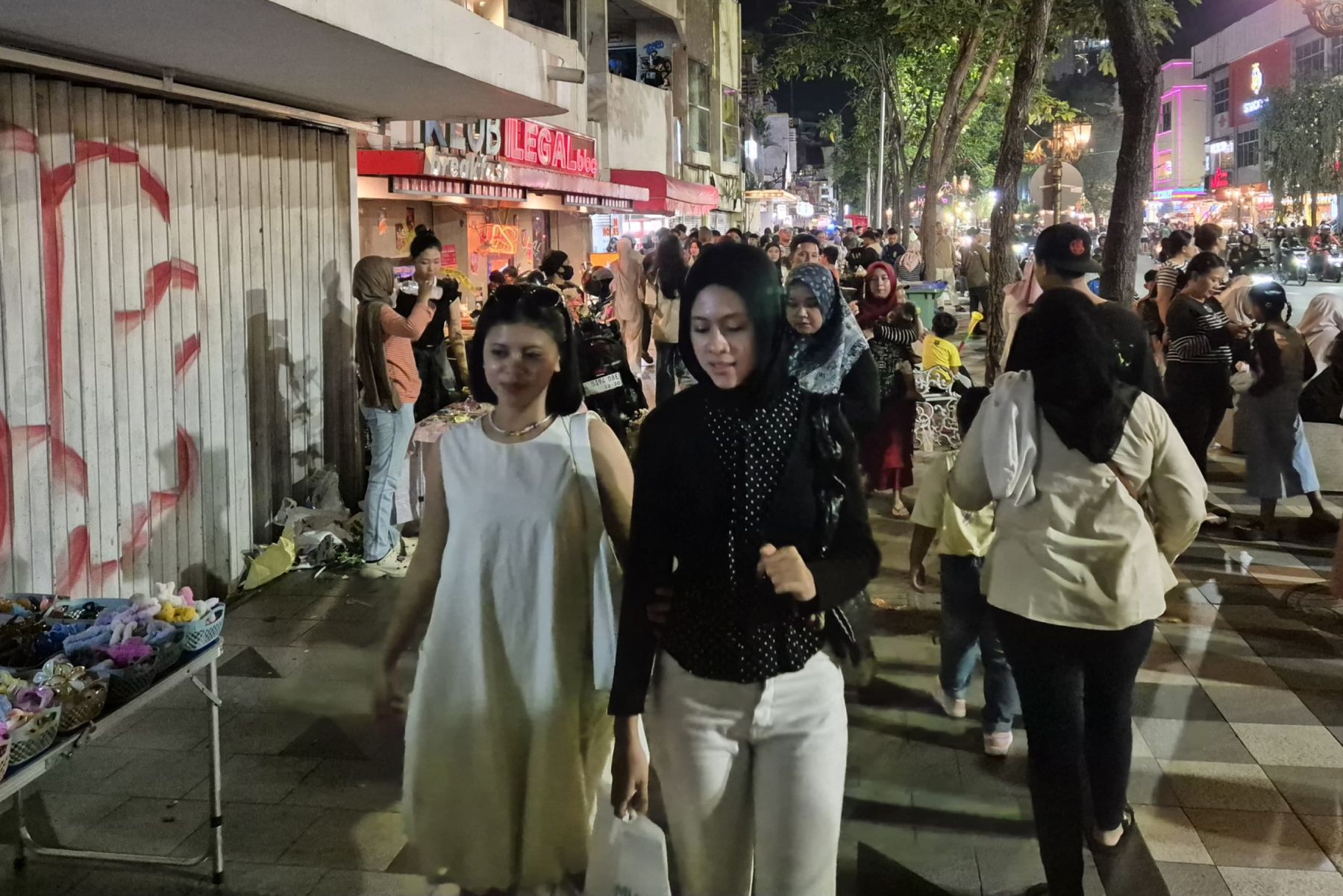 Tanpa kembang api, malam tahun baru di Jalan Tunjungan Surabaya tetap ...