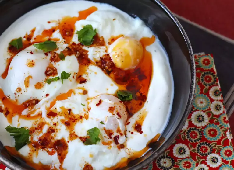 Turkish-style eggs on a yogurt base with spicy oil - çilbir