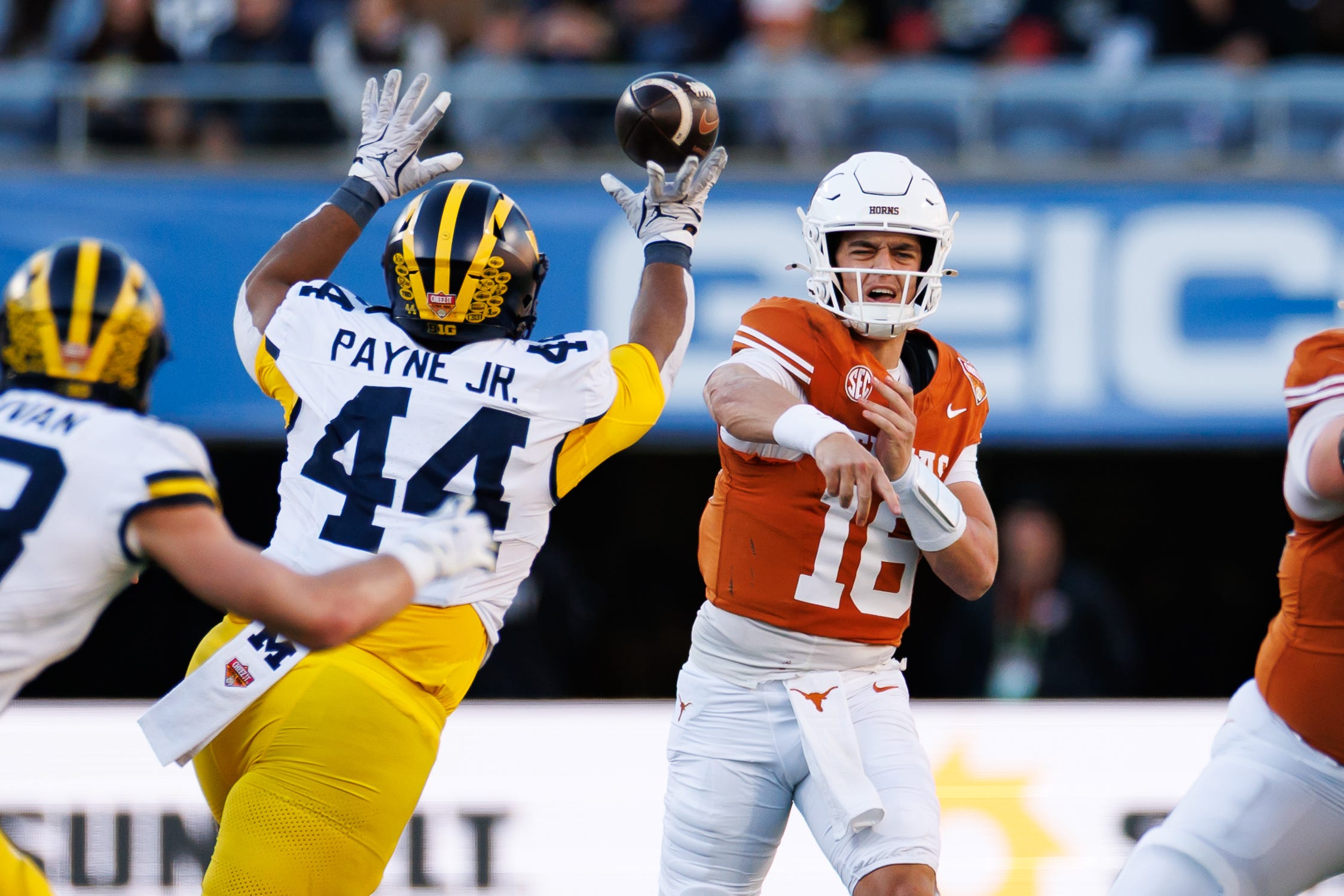 LIVE COVERAGE: Michigan leads Texas in 4th qtr in Citrus Bowl