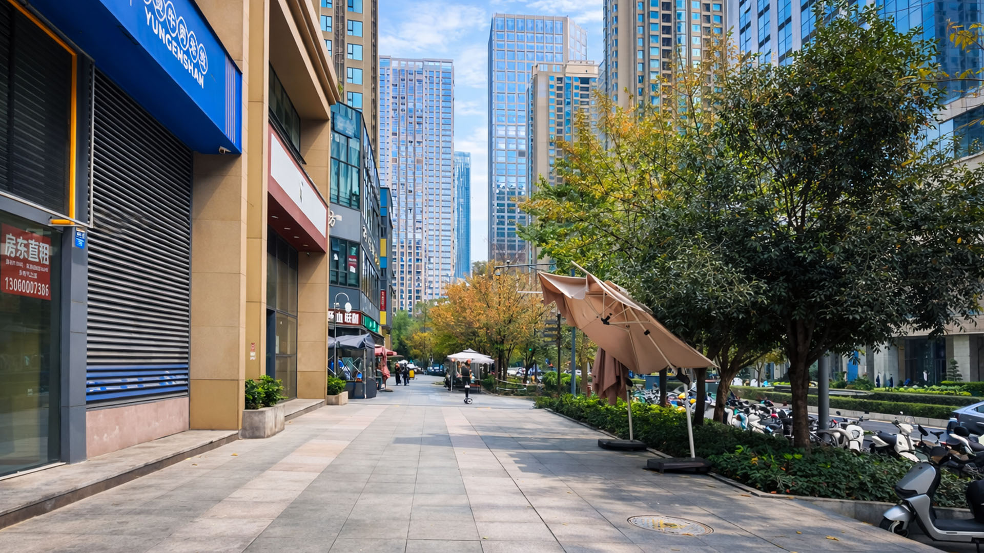 A calm walkway hidden among Chengdu’s towers