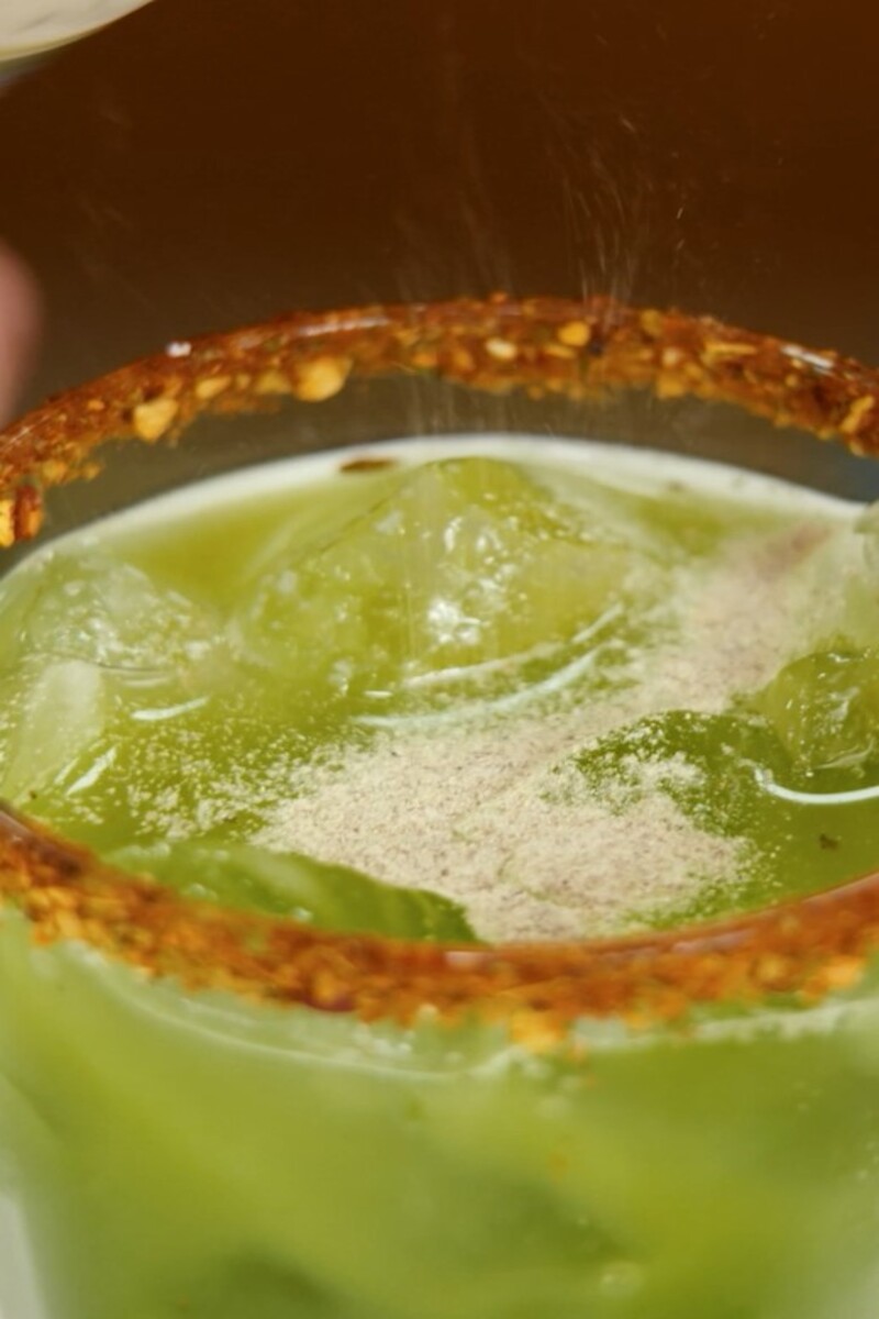 Cocktail Tomatillo Caesar com um toque de brunch fresco