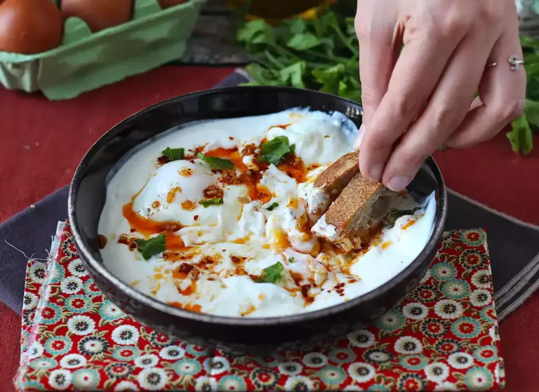 Turkish-style eggs on a yogurt base with spicy oil - çilbir