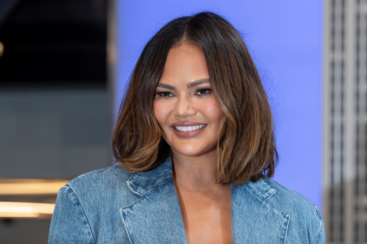 Chrissy Teigen badet mit ihren Kindern und wird scharf kritisiert